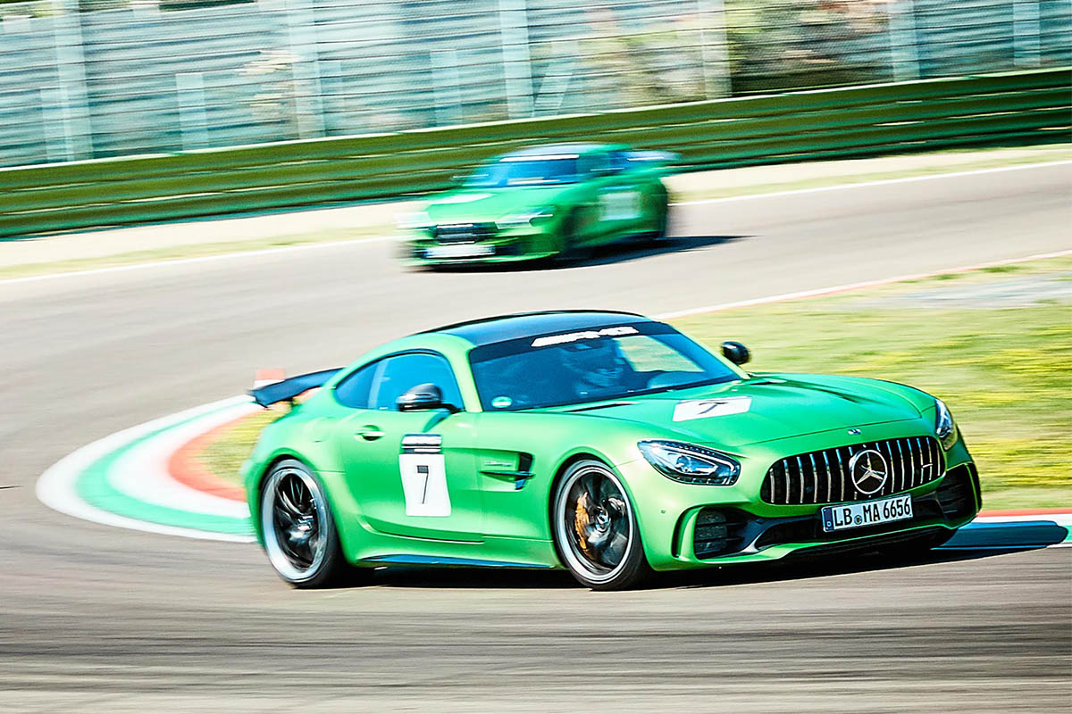 StriveME - كن بطل سباقات مع تجارب مرسيدس AMG